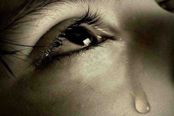 Le récit d'une larme : Une larme coule de l’œil gauche et sursaute avec enthousiasme